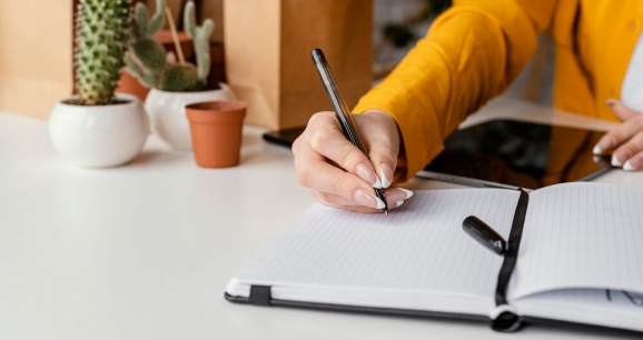 How to Write a Catchy Hook: Examples of Attention Getters & Hook Techniques